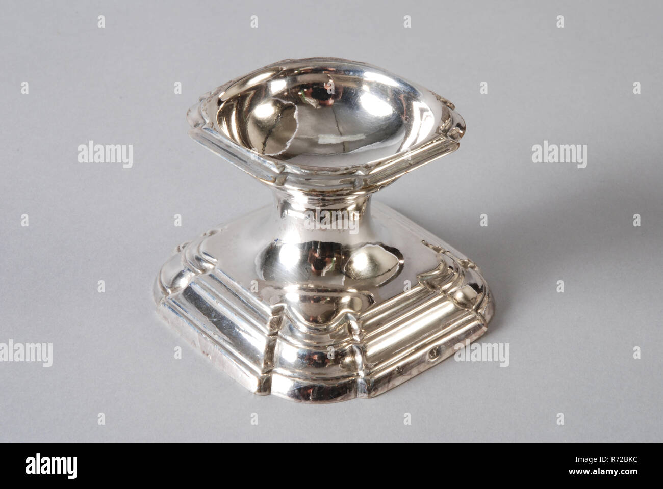 Silversmith: Rudolph Sondag, Silver salt vessel on foot, salt barrel ...