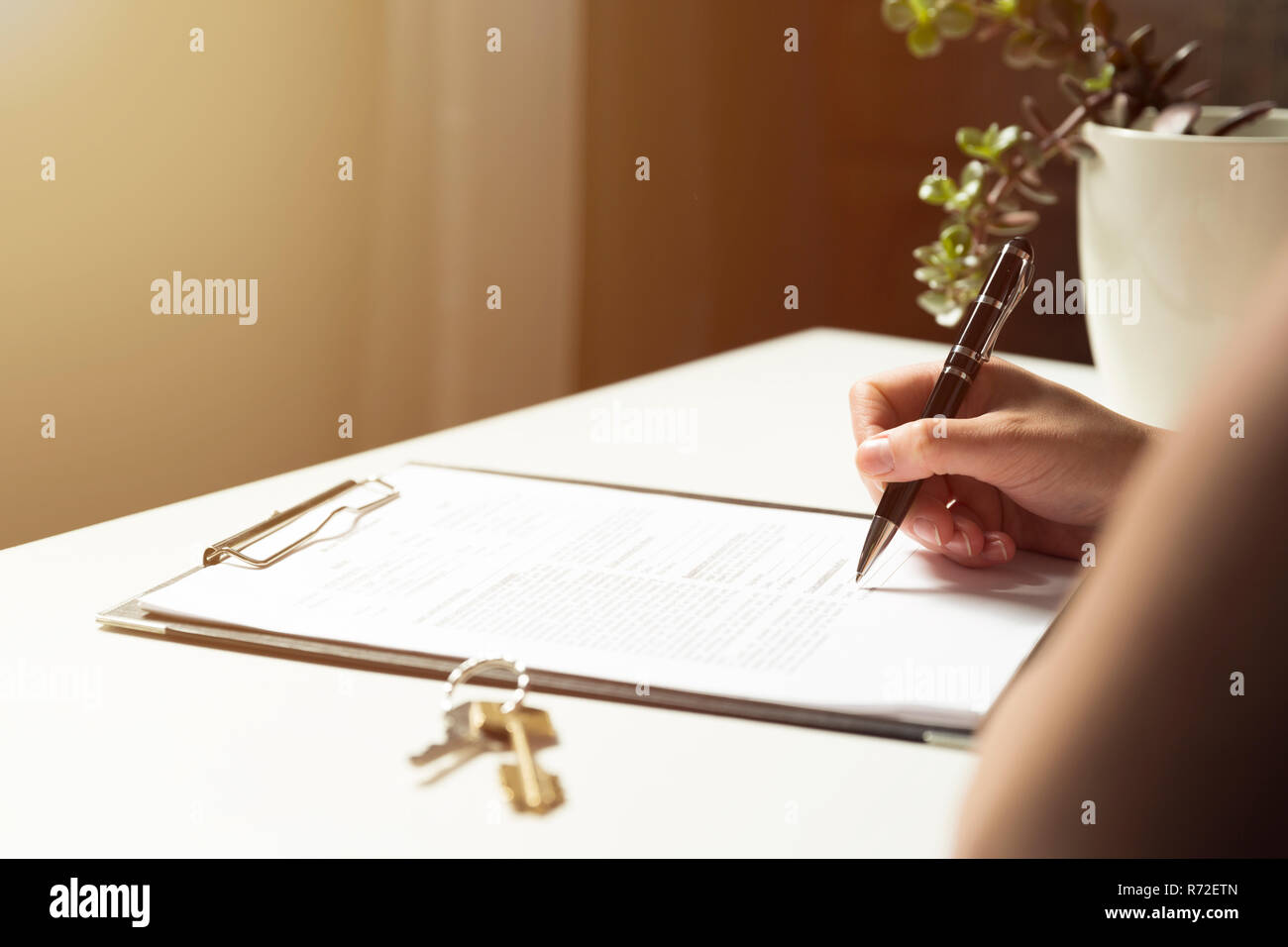 Persons hand signing document hi-res stock photography and images - Alamy