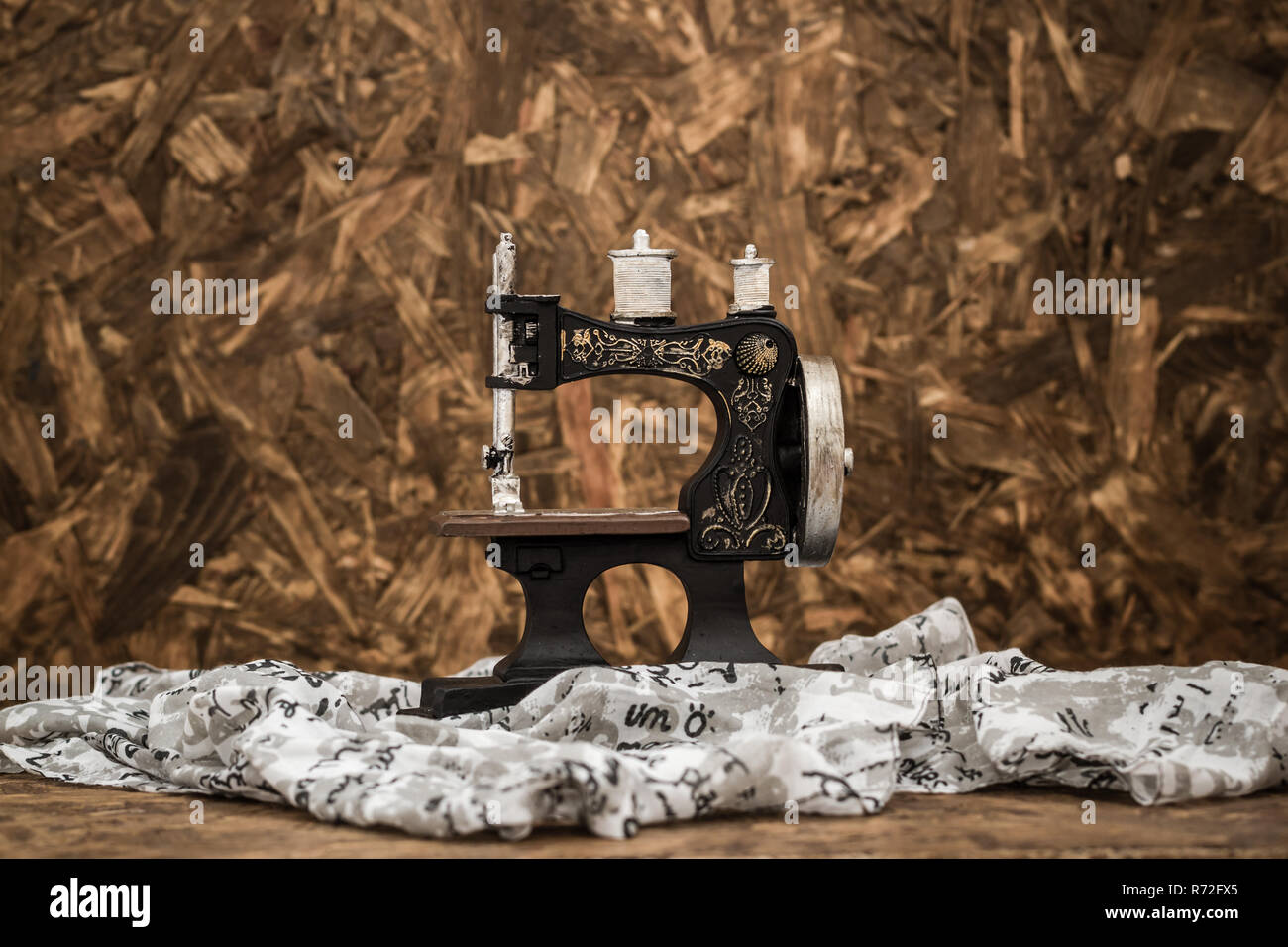 Old rusty vintage sewing machine hi-res stock photography and images ...