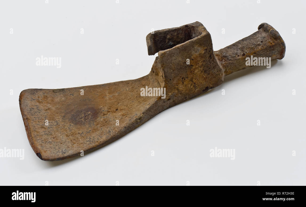 Carpenter's drawbar with drawbar on one side and hammer on the other ...