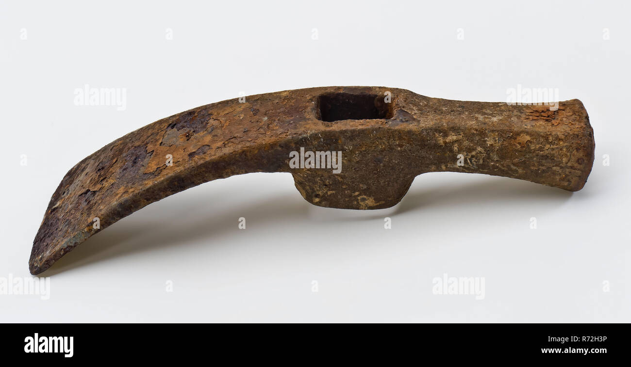 Carpenter's drawbar with drawbar on one side and hammer on the other ...