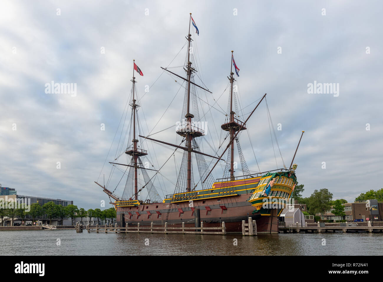 17th century sailing ship hi-res stock photography and images - Alamy