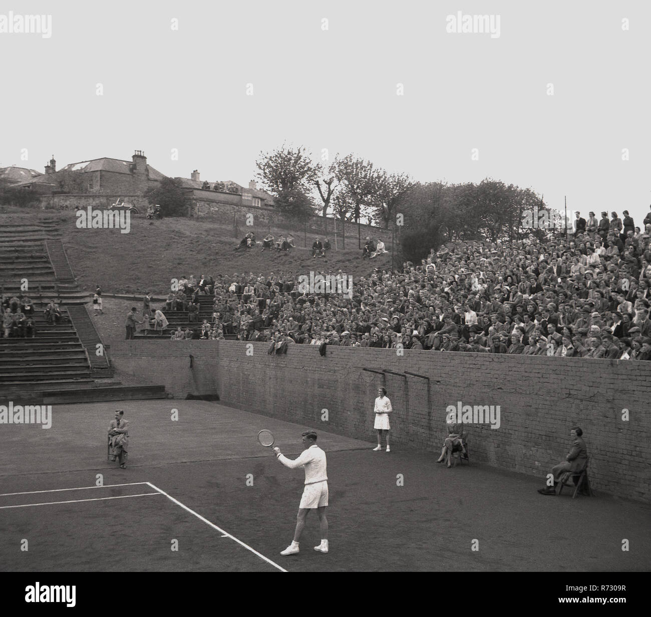 Sunken tennis court hi-res stock photography and images - Alamy