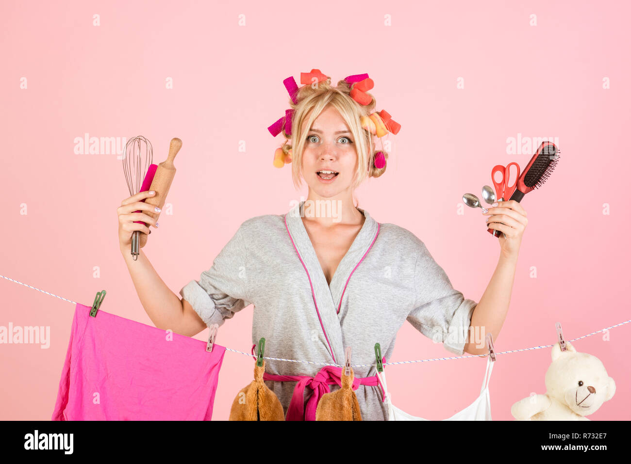 happy retro housewife. Vintage housekeeper woman. Multitasking mom ...