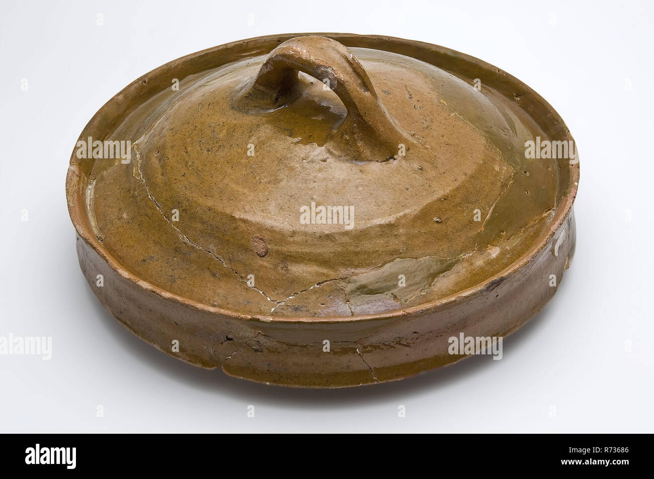 Covered cooking pot with lying ear and high rim, red shard, lid closure ...