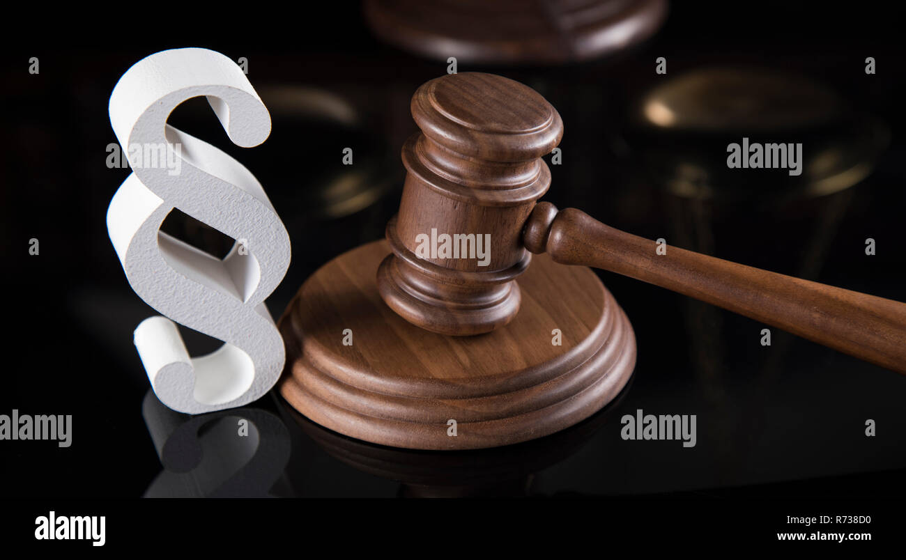 Judges wooden gavel and paragraph Stock Photo - Alamy