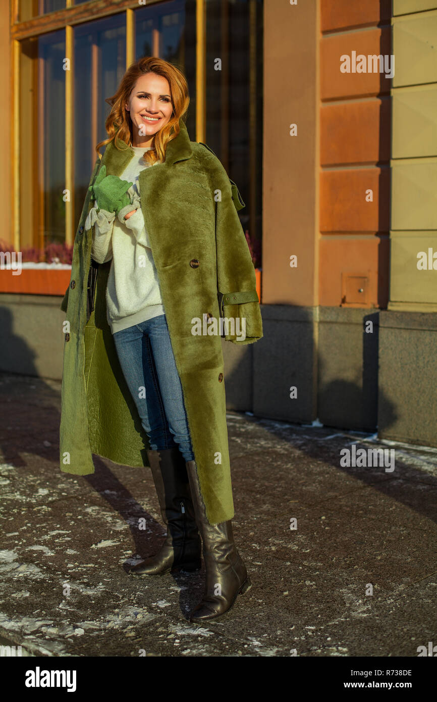Fashion model girl in winter coat Stock Photo - Alamy
