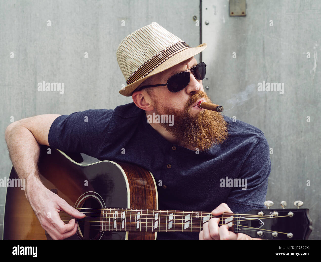 Smoking guitar player hi-res stock photography and images - Alamy