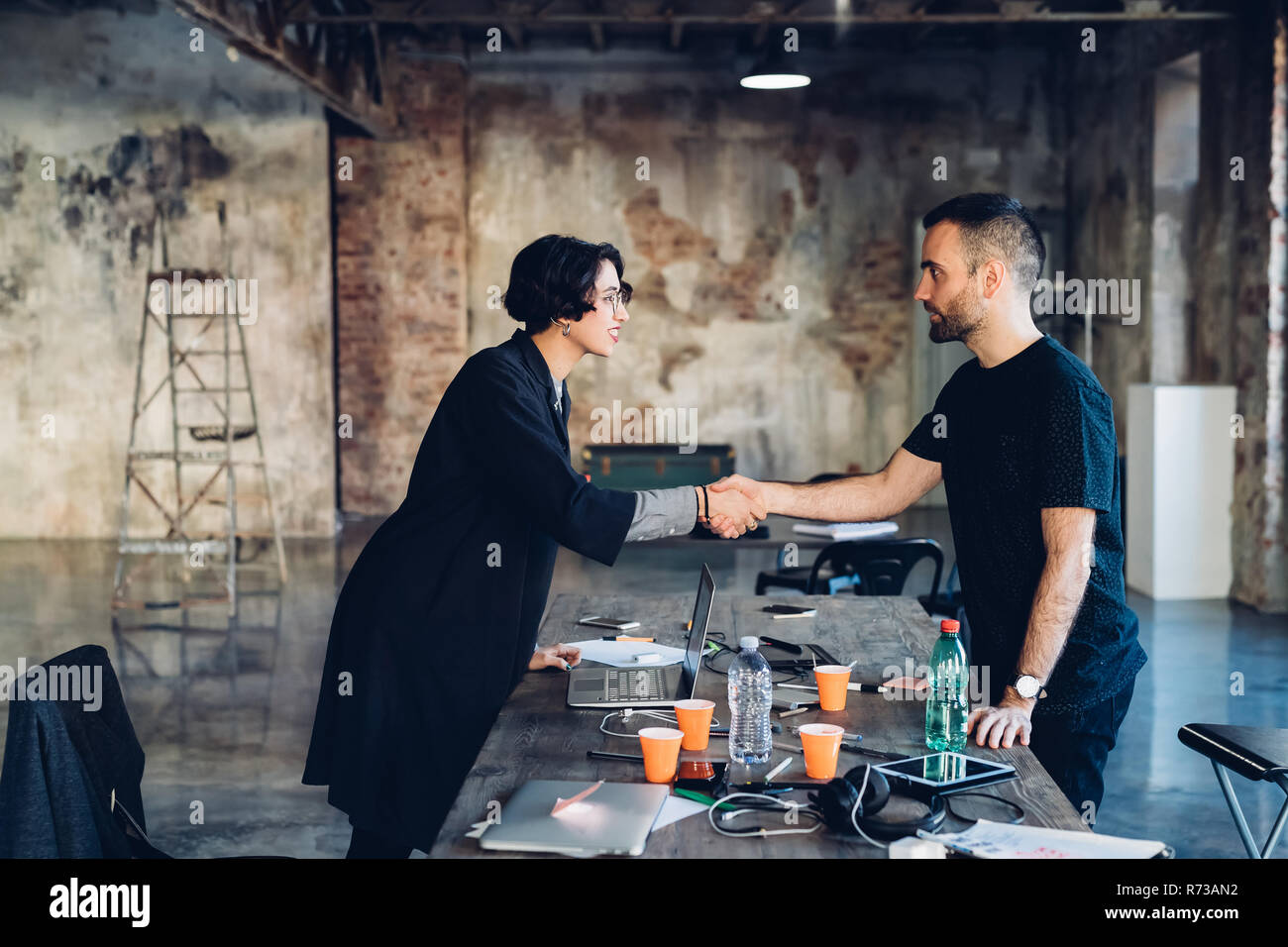 Business people shaking hands real hi-res stock photography and images ...