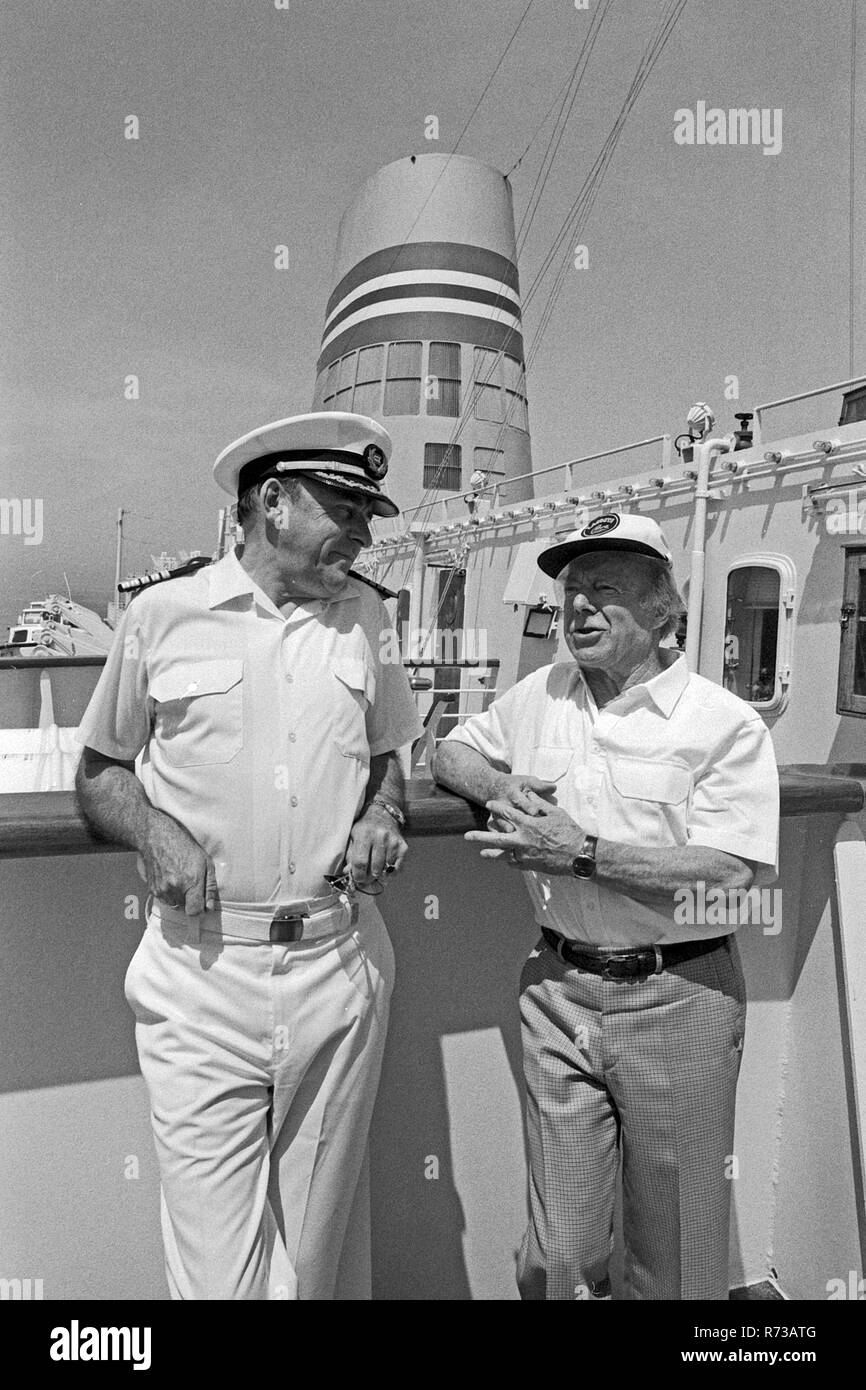 Schauspieler Heinz Rühmann auf Kreuzfahrt, Mittelmeer 1983. Actor Heinz ...