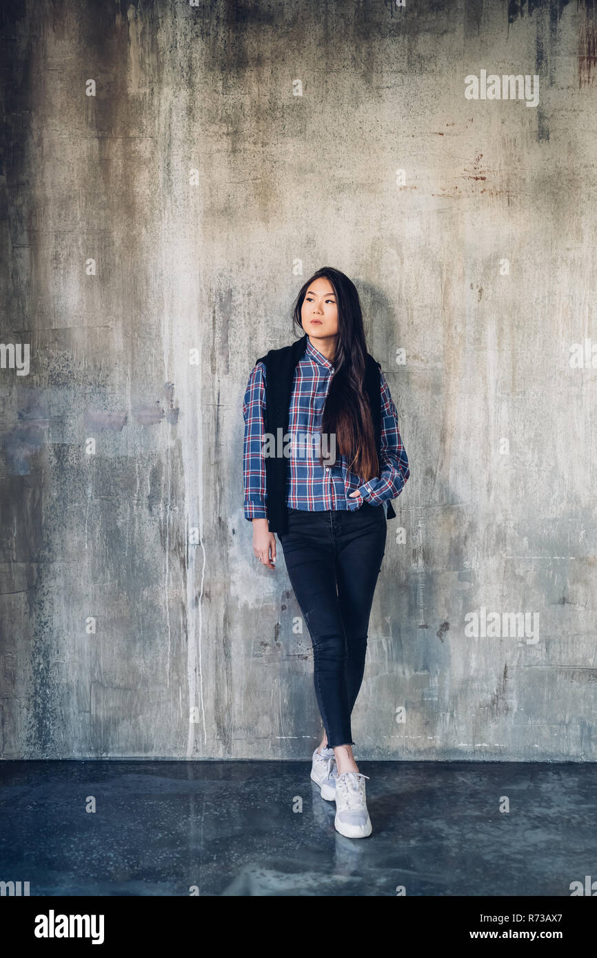 Female legs leaning against wall hi-res stock photography and images ...