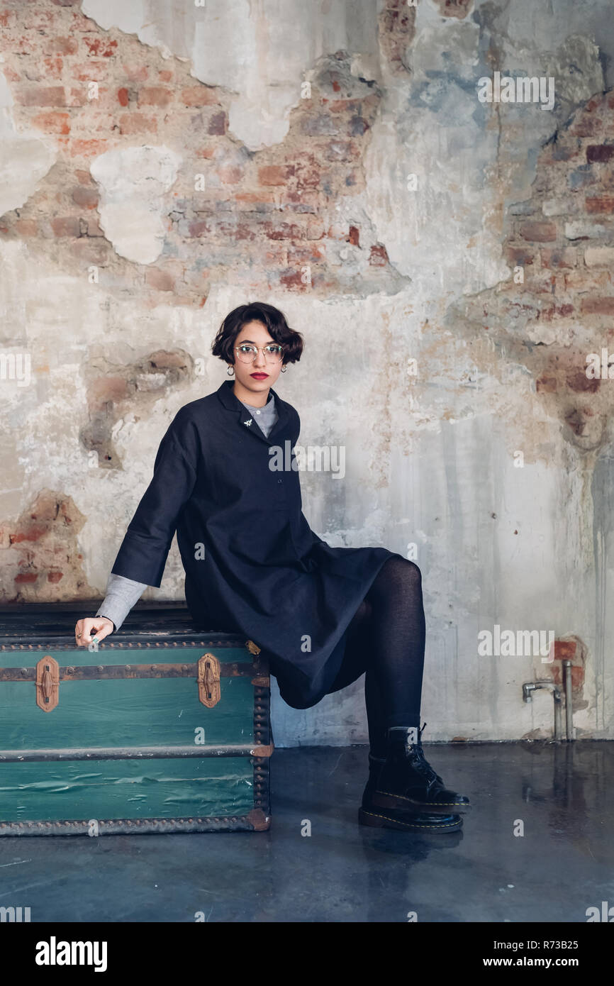 Women back wall sitting hi-res stock photography and images - Alamy