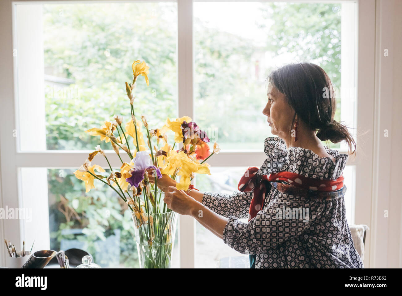 Woman arranging flowers hi-res stock photography and images - Alamy
