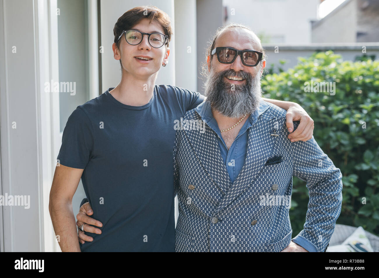 Man arm around shoulder two people hi-res stock photography and images ...