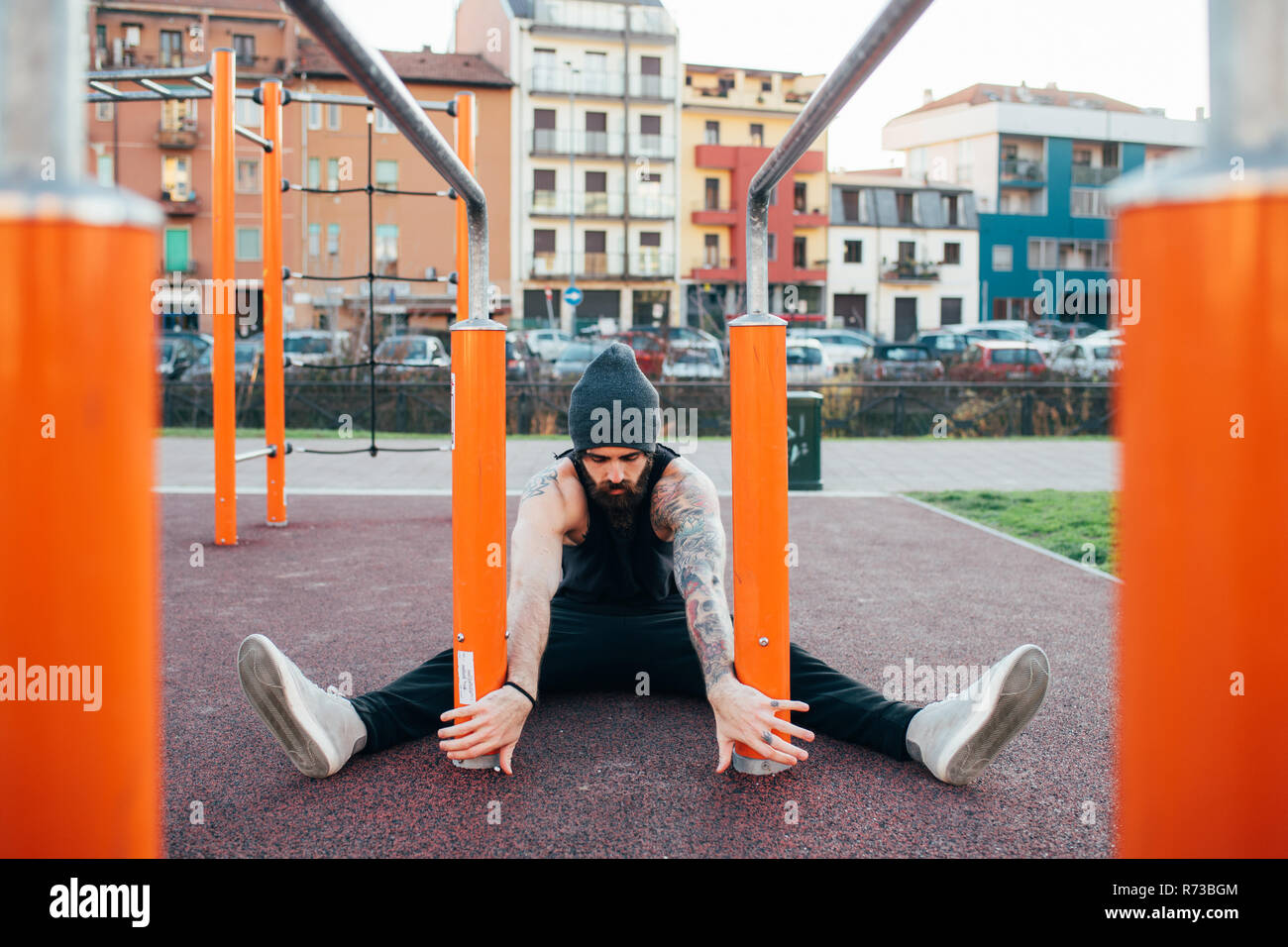 Man using parallel bars in outdoor gym Stock Photo - Alamy