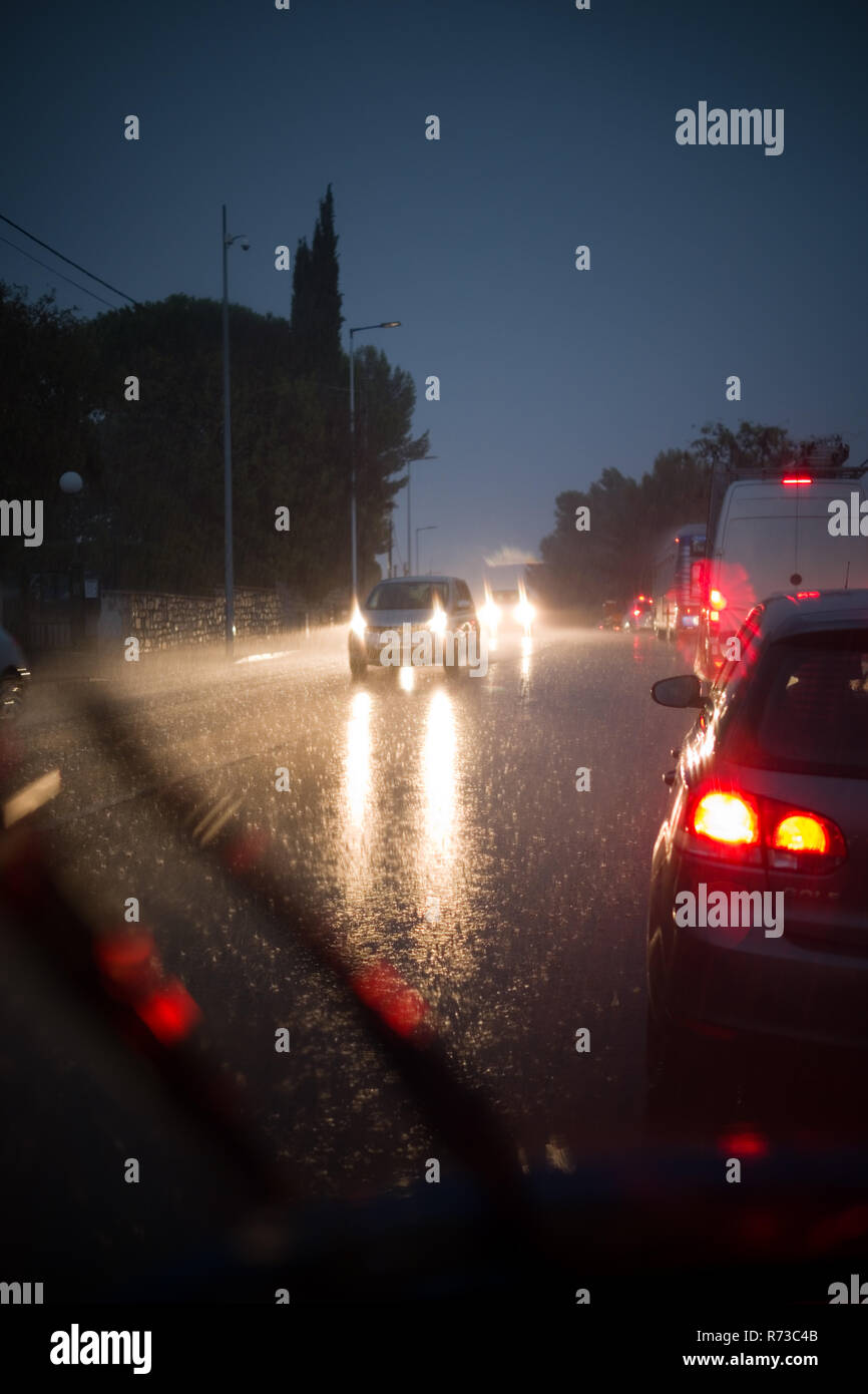 Bus queue rain hi-res stock photography and images - Alamy