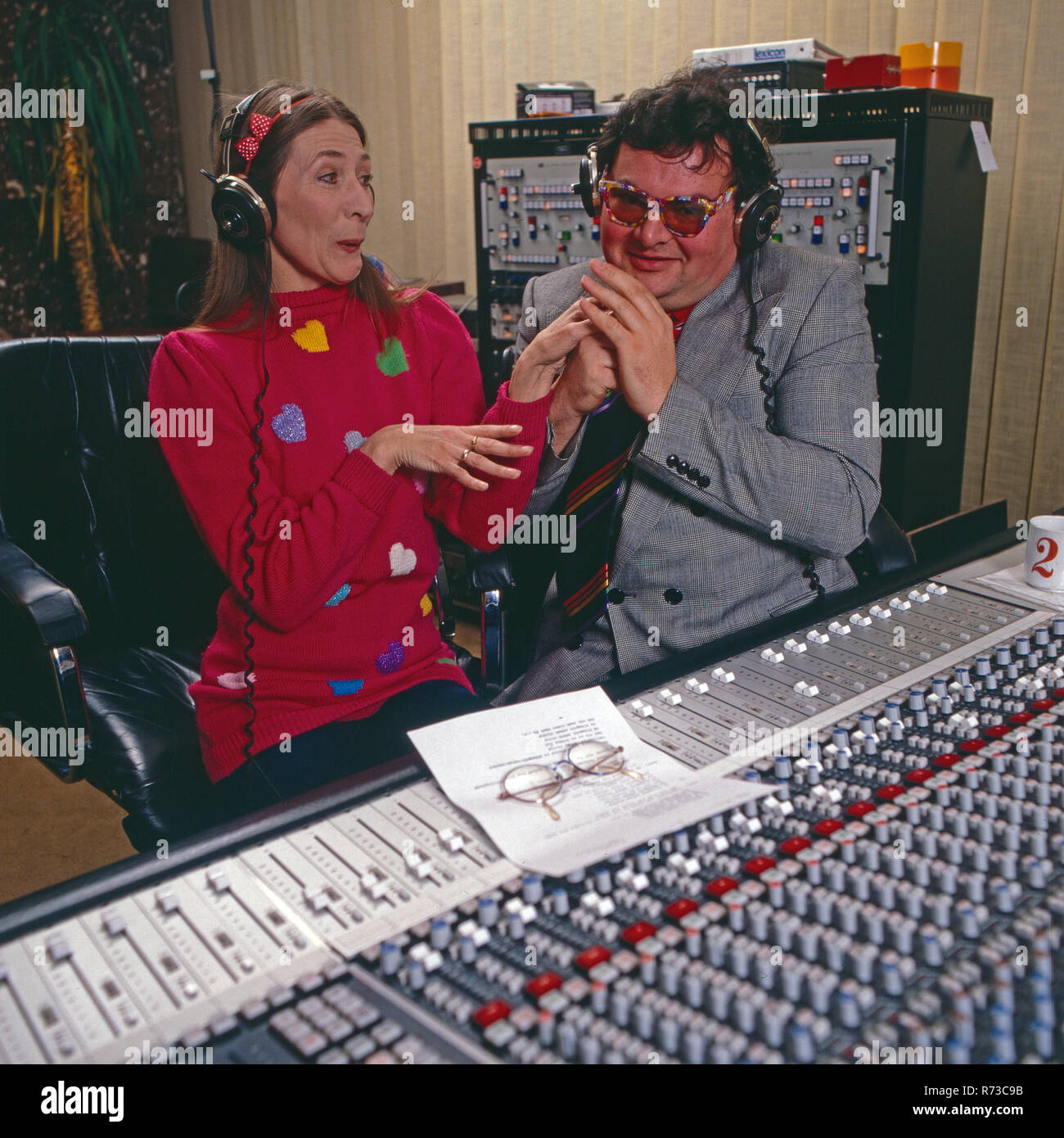 Sängerin und Schauspielerin Helga Feddersen im Tonstudio in Hamburg mit ...