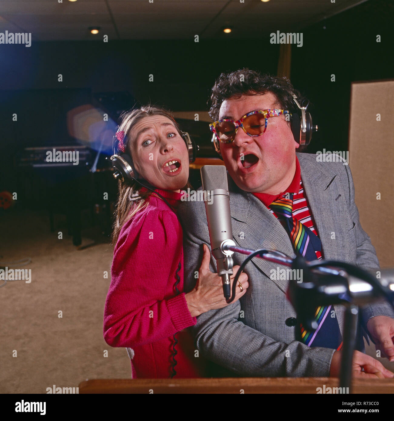 Sängerin und Schauspielerin Helga Feddersen im Tonstudio in Hamburg mit ...