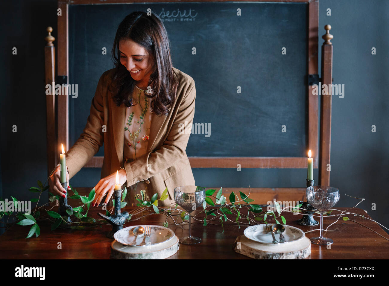 Woman dinner table setting hi-res stock photography and images - Alamy