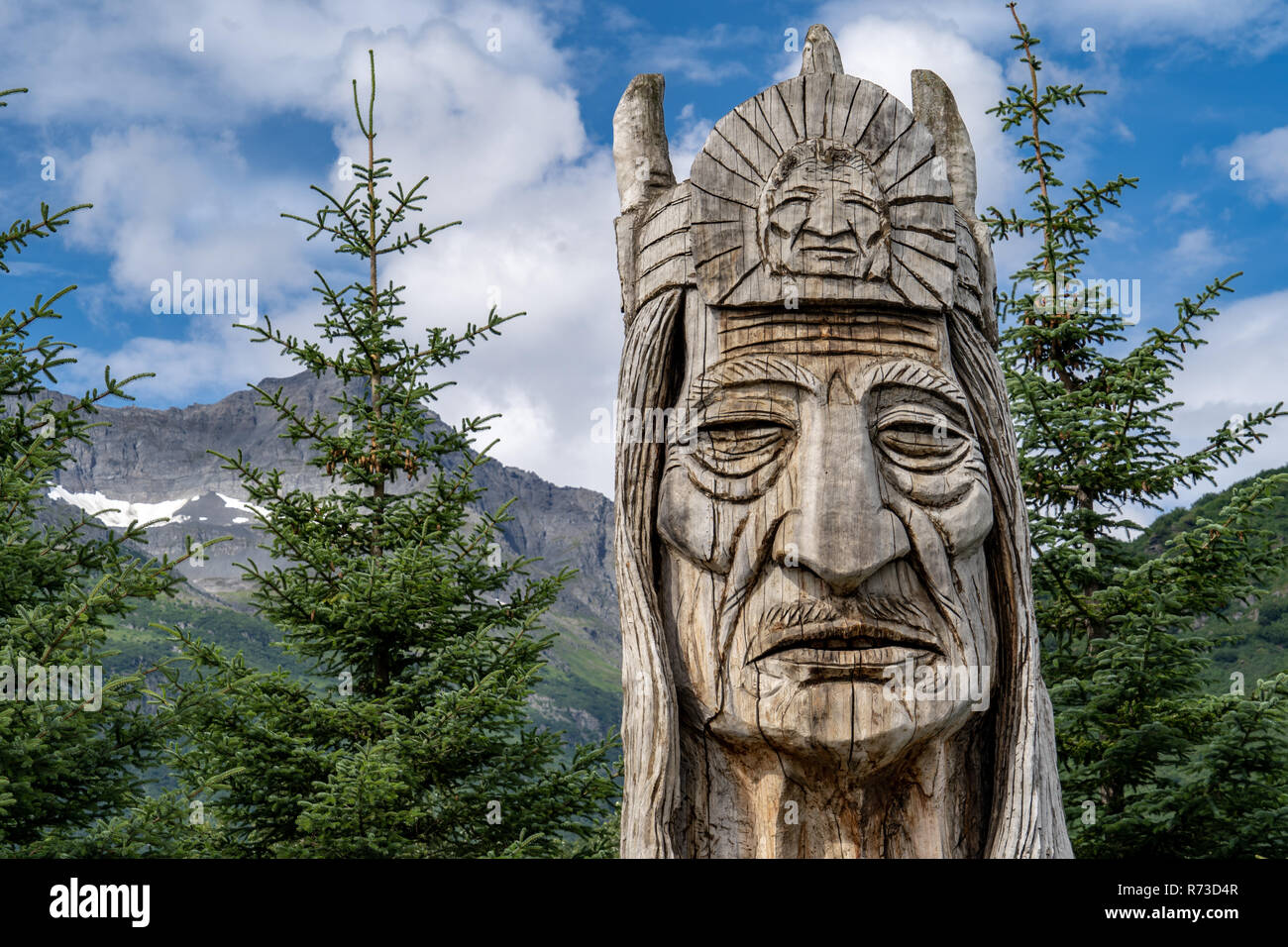 Wolf totem pole hi-res stock photography and images - Alamy