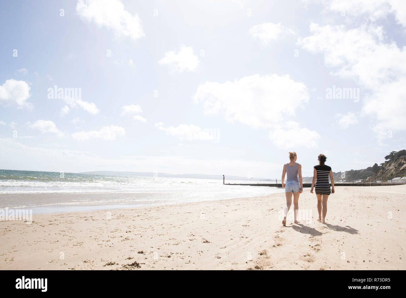 Two friends walking on the beach hi-res stock photography and images ...