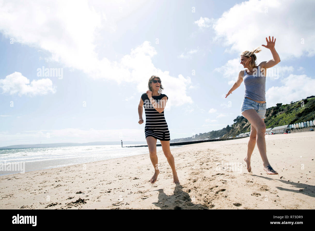 Two sisters running on beach hi-res stock photography and images - Alamy