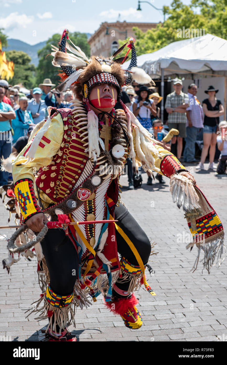 Native american dancer hi-res stock photography and images - Alamy