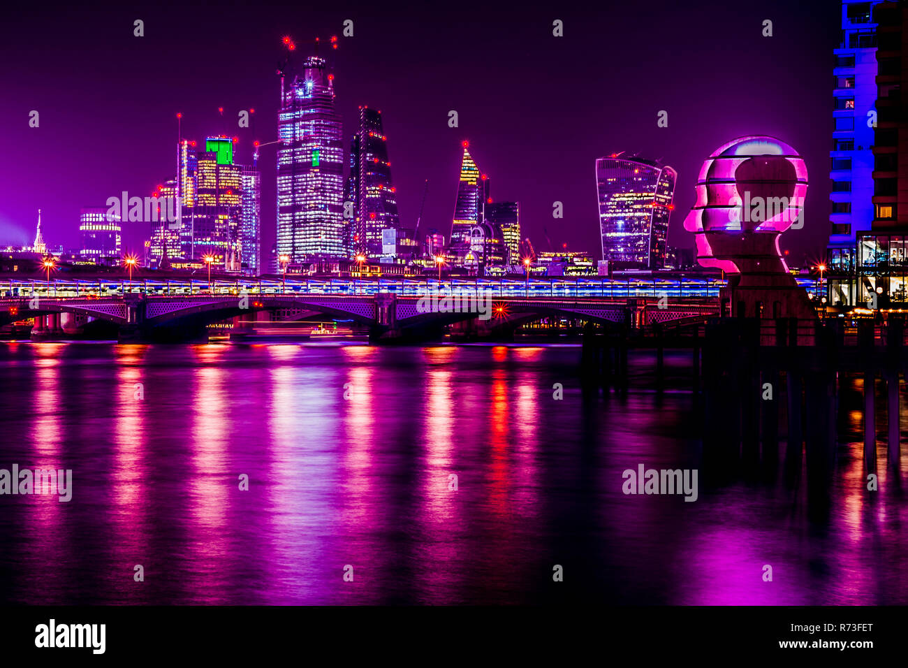 Thames head hi-res stock photography and images - Alamy
