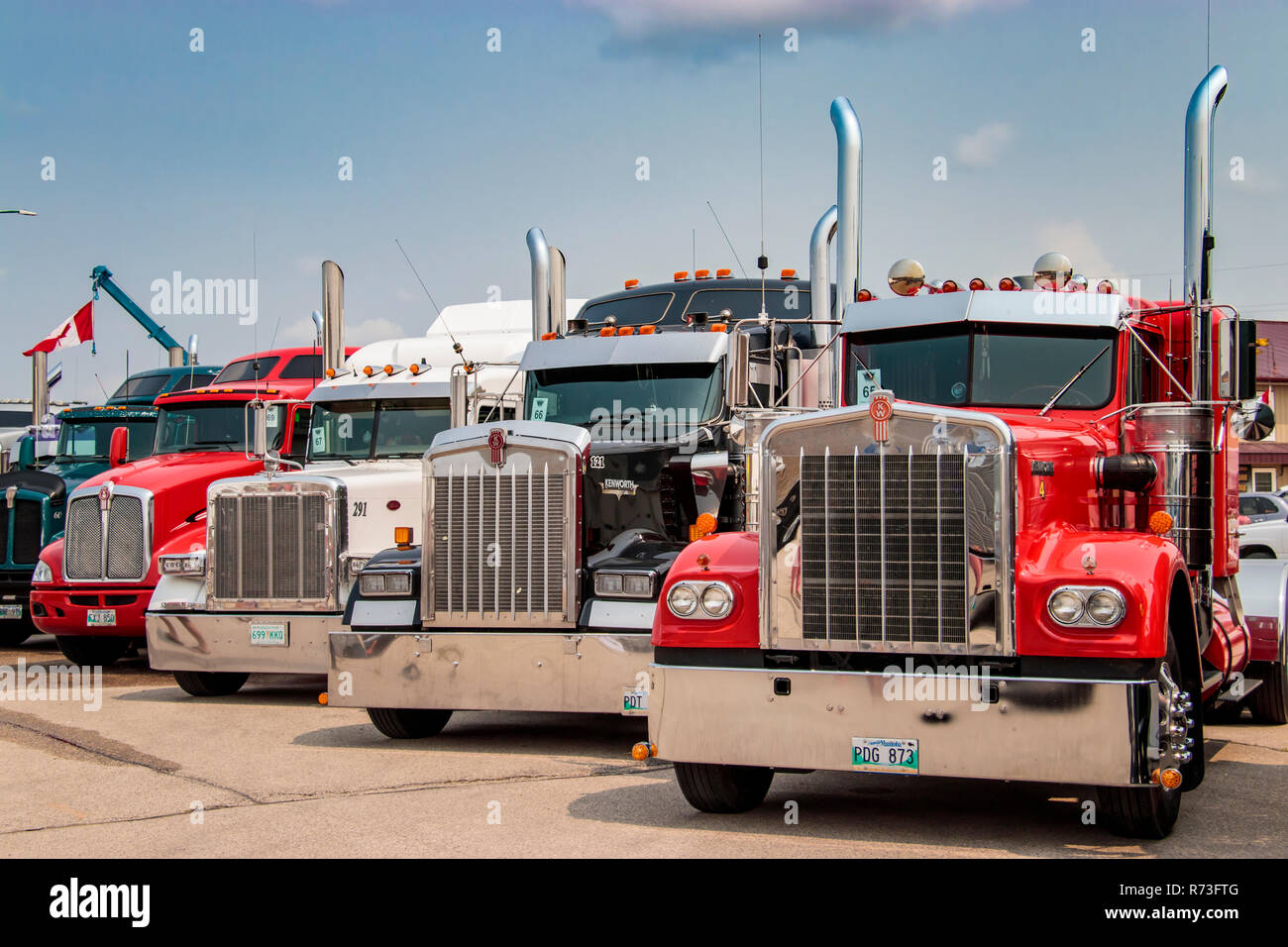 Semi truck tractors hi-res stock photography and images - Alamy
