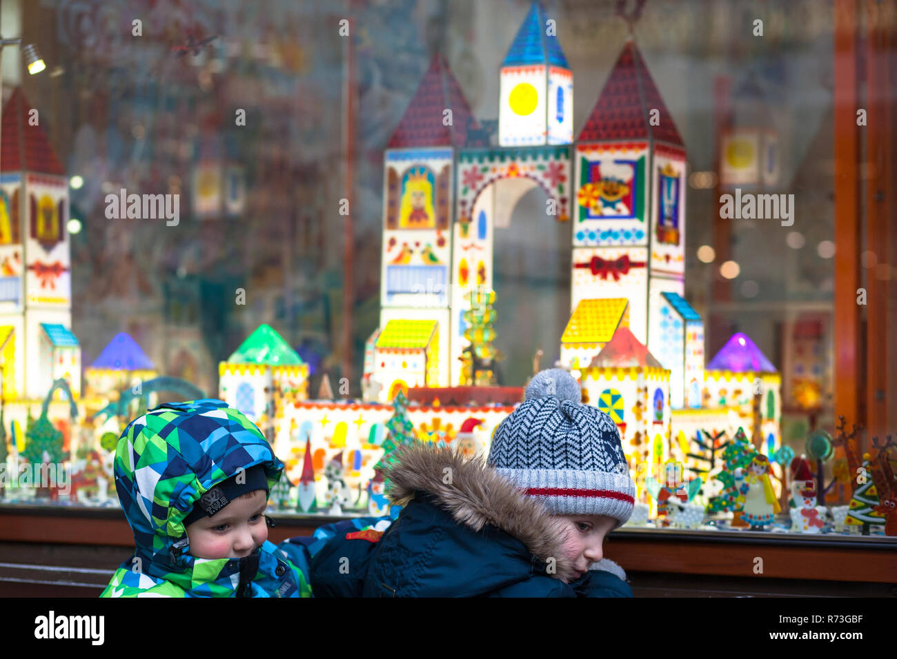 Boy looking into store window hi-res stock photography and images - Alamy