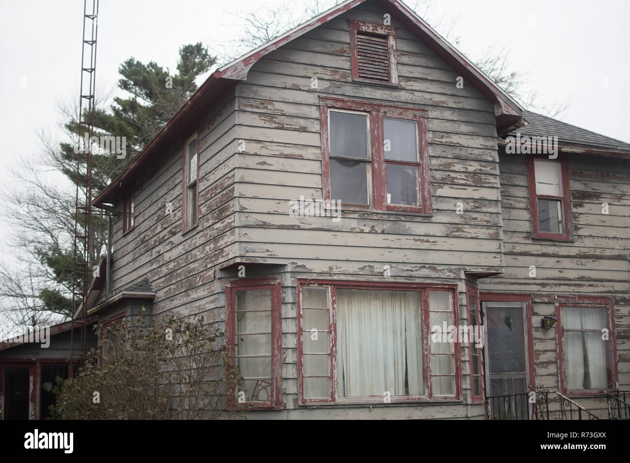 Old gray house hi-res stock photography and images - Alamy