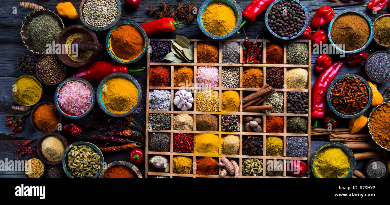 Assorted Spices in a wooden box Stock Photo - Alamy