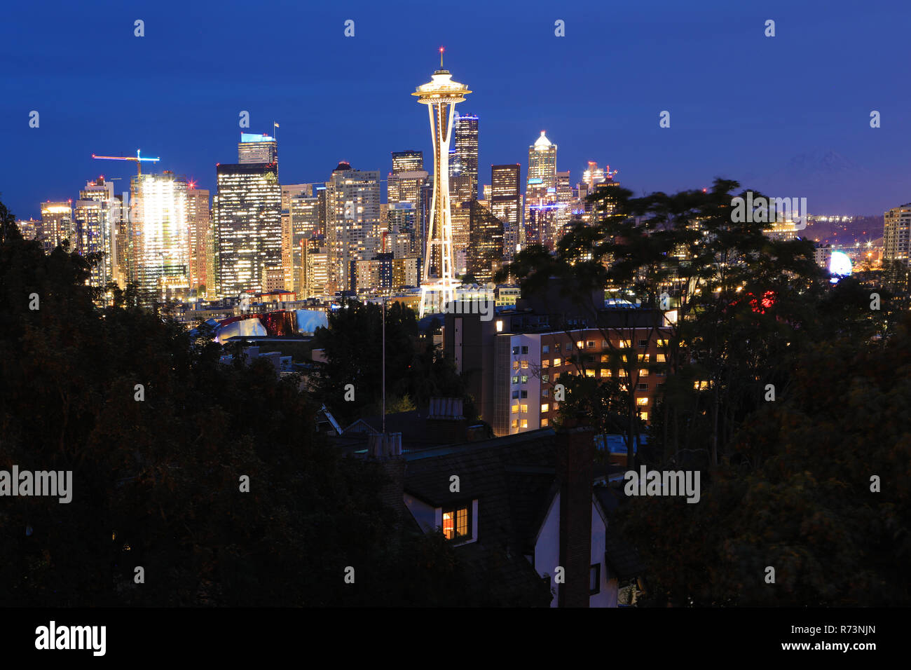 Skyline at dark hi-res stock photography and images - Alamy