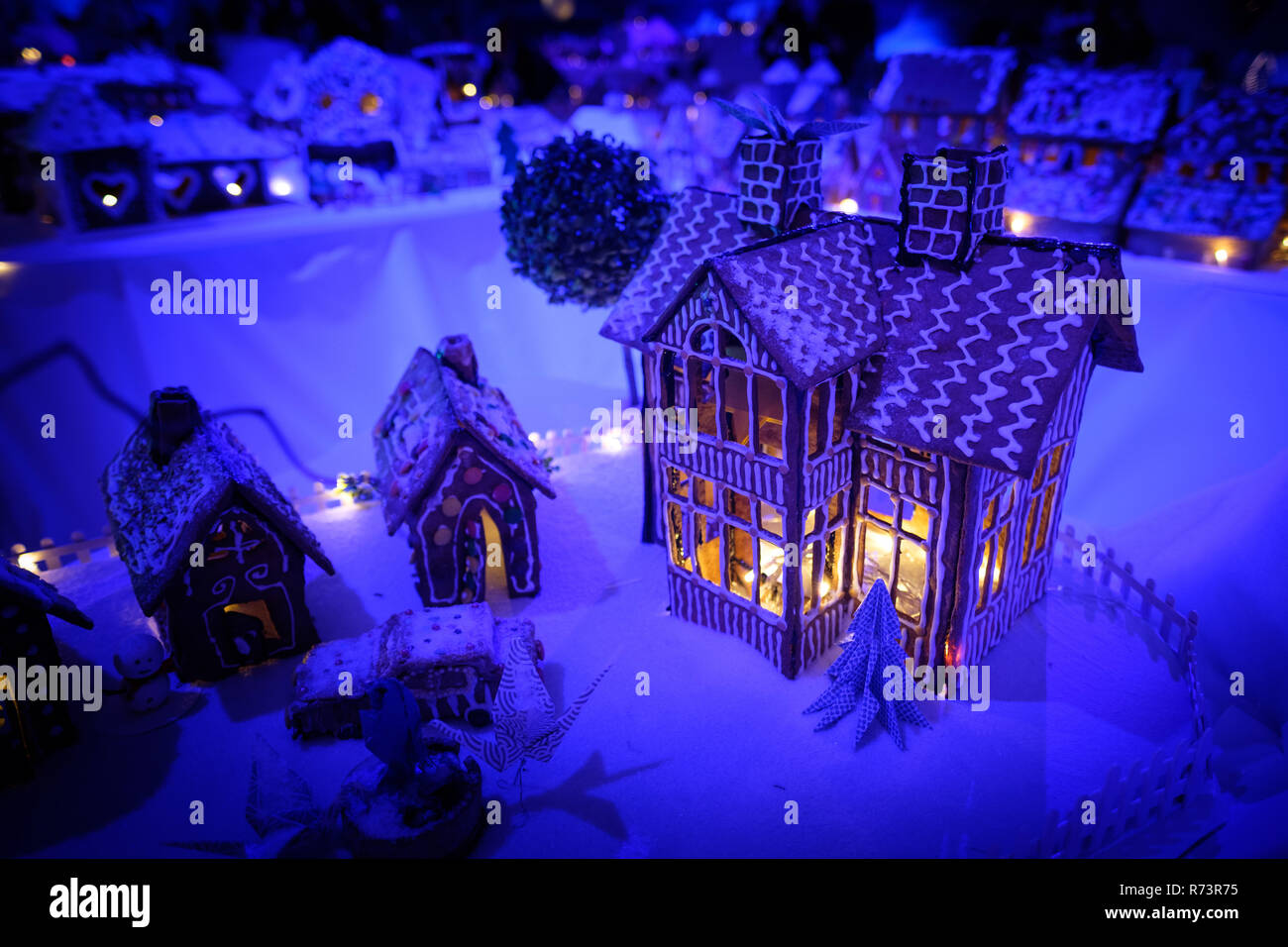 Worlds biggest ginger bread house hi-res stock photography and images ...