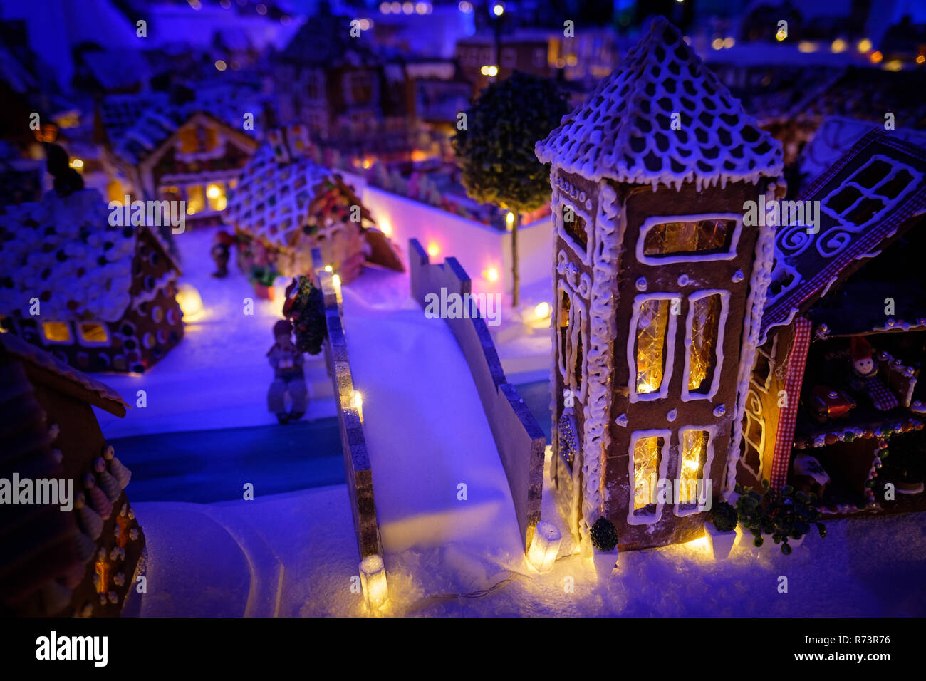 Worlds biggest ginger bread house hi-res stock photography and images ...