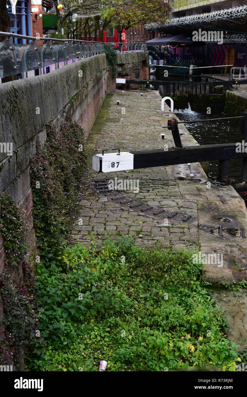 Lock gates on rochdale canal hi-res stock photography and images - Alamy