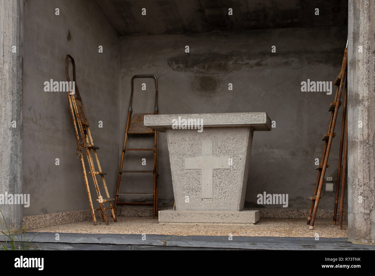Empty altar hi-res stock photography and images - Alamy
