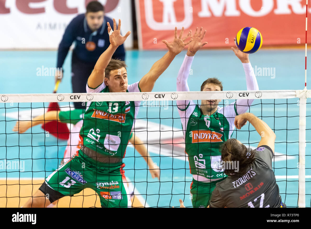 Volleyball players in action hi-res stock photography and images - Alamy