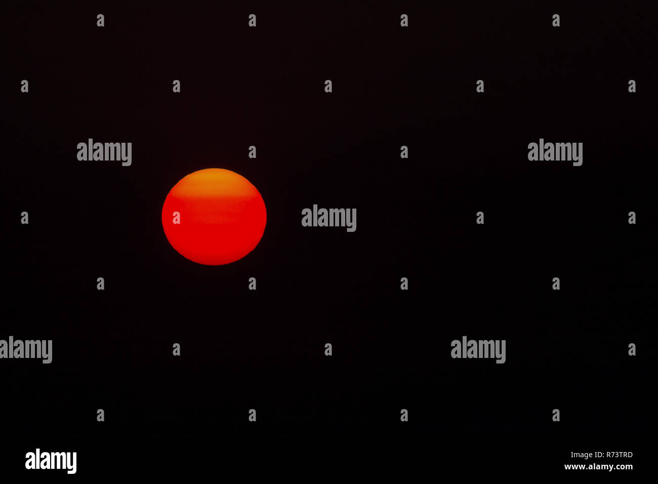 Black setting hi-res stock photography and images - Alamy
