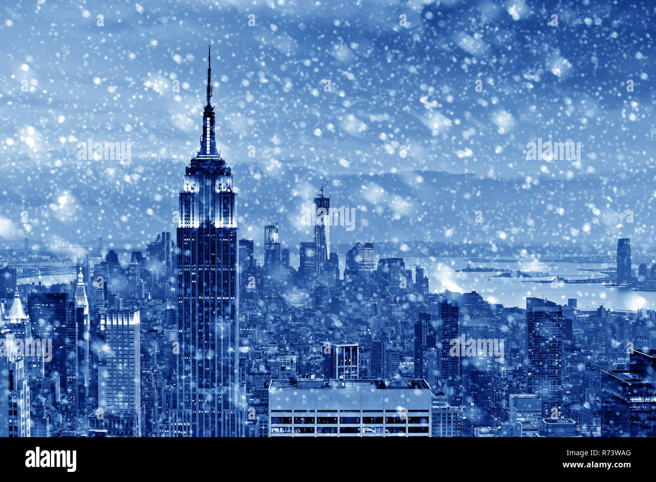 Snow falling down in New York City at dawn Stock Photo - Alamy