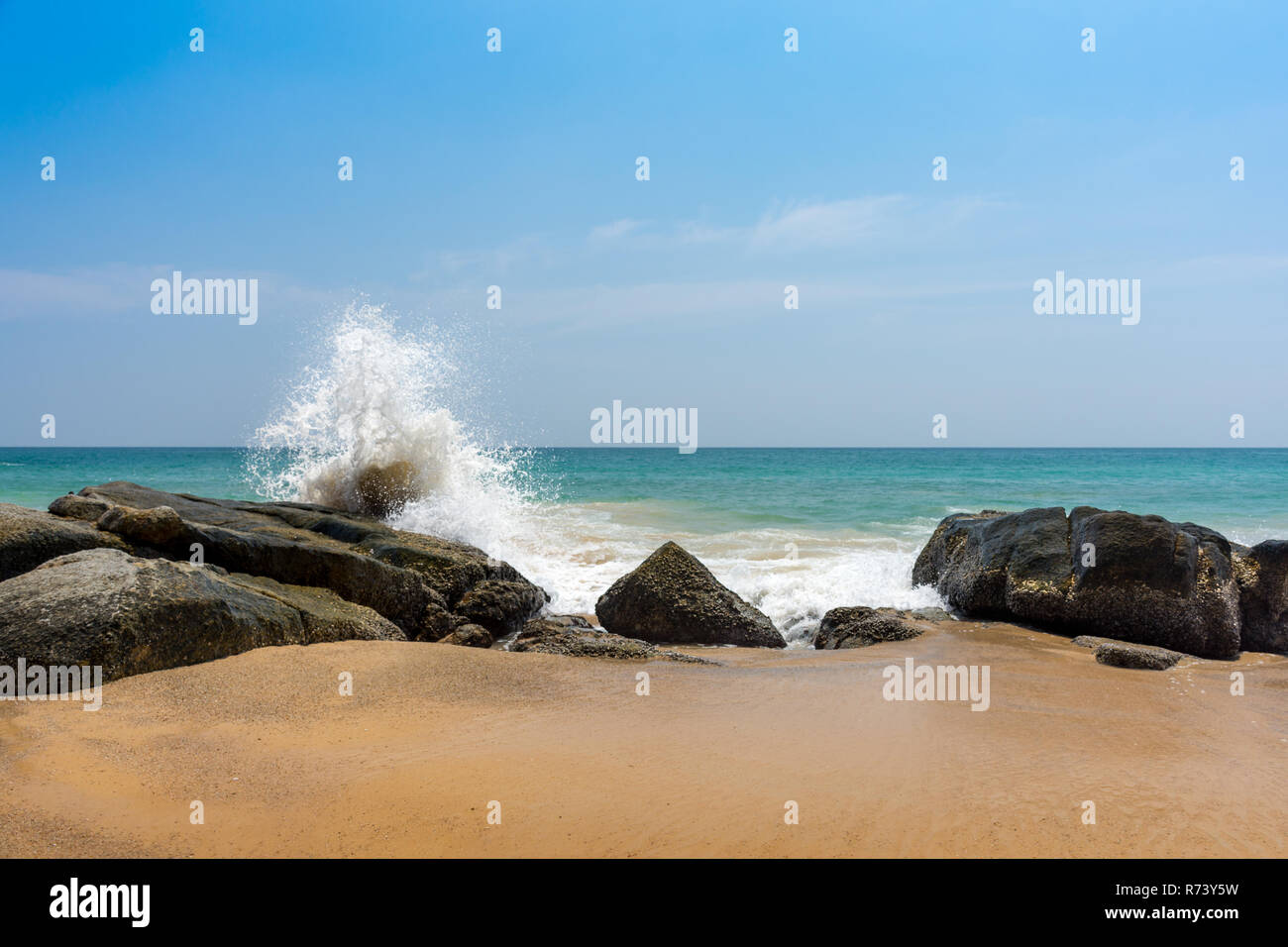 Splash on rocks hi-res stock photography and images - Alamy