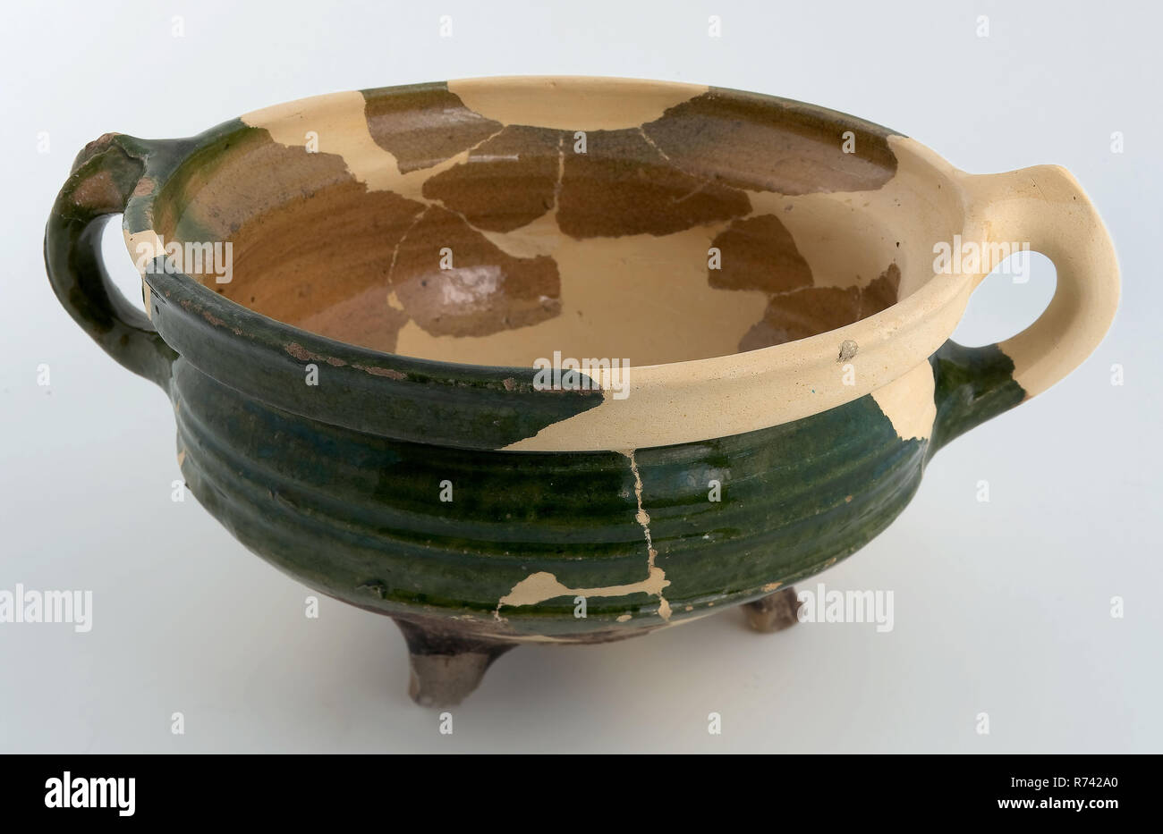 Pottery cooking pot, grape on three legs, two pinched standing ears ...