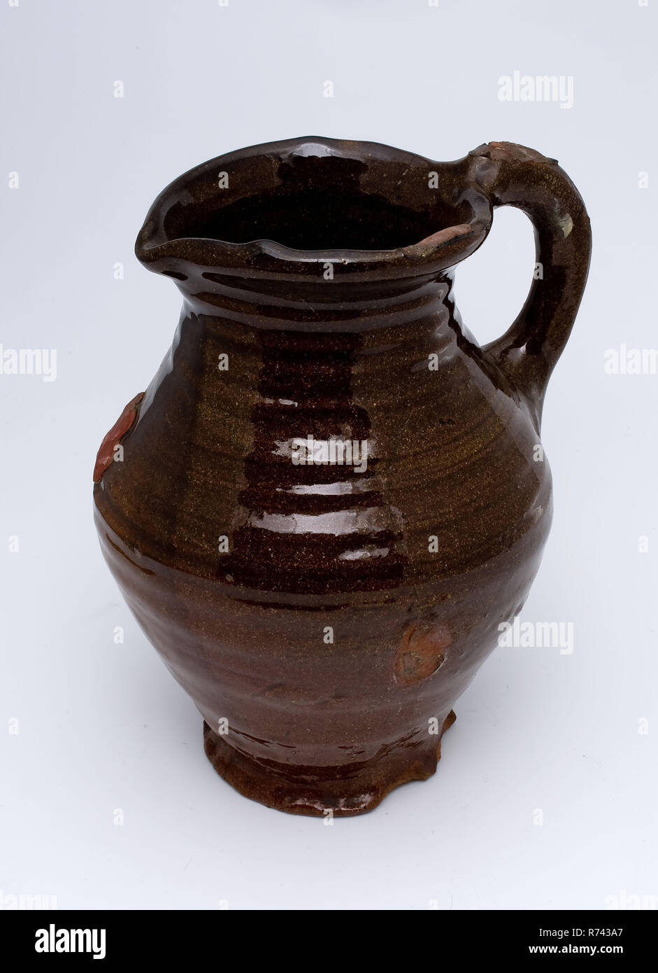 Pottery jug be placed on pinched stand, ear, shaving clip, revolving ...
