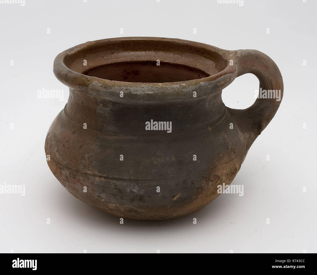 Pottery chamber pot, easy to use with curved bottom, large neck opening ...