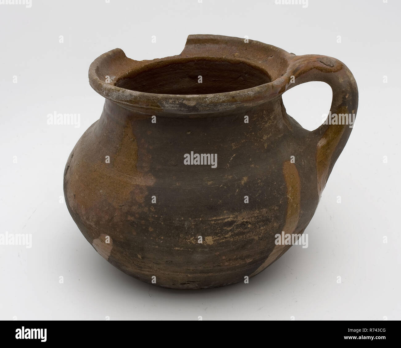 Pottery chamber pot, easy to use with curved bottom, large neck opening ...