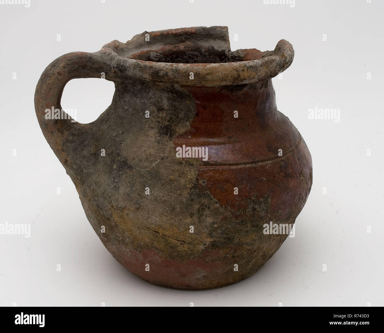 Pottery chamber pot, ease of use with curved bottom and narrow neck ...