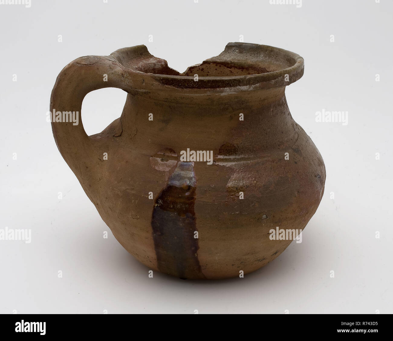 Pottery chamber pot, easy to use with curved bottom, large neck and ...