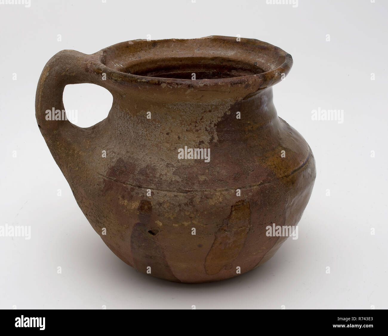 Pottery chamber pot, easy to use with large neck opening and standing ...