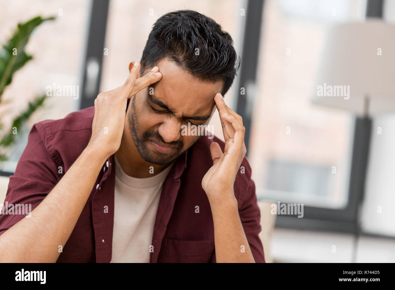 Man male headache head pain painful hi-res stock photography and images ...