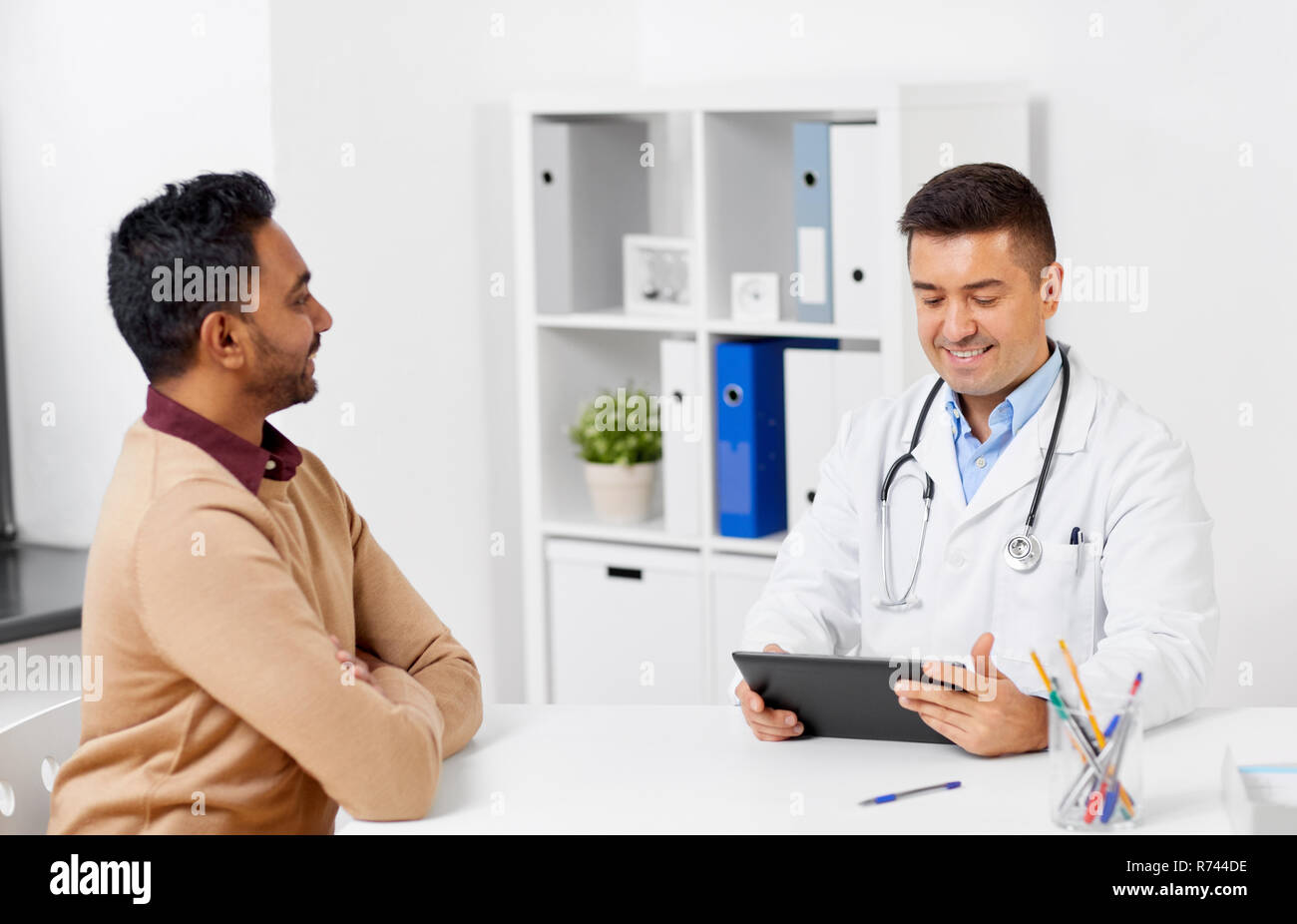 Doctor patient pc tablet technology hi-res stock photography and images ...
